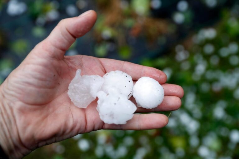 In arrivo chicchi di grandine enormi: saranno ore di allerta meteo in ...